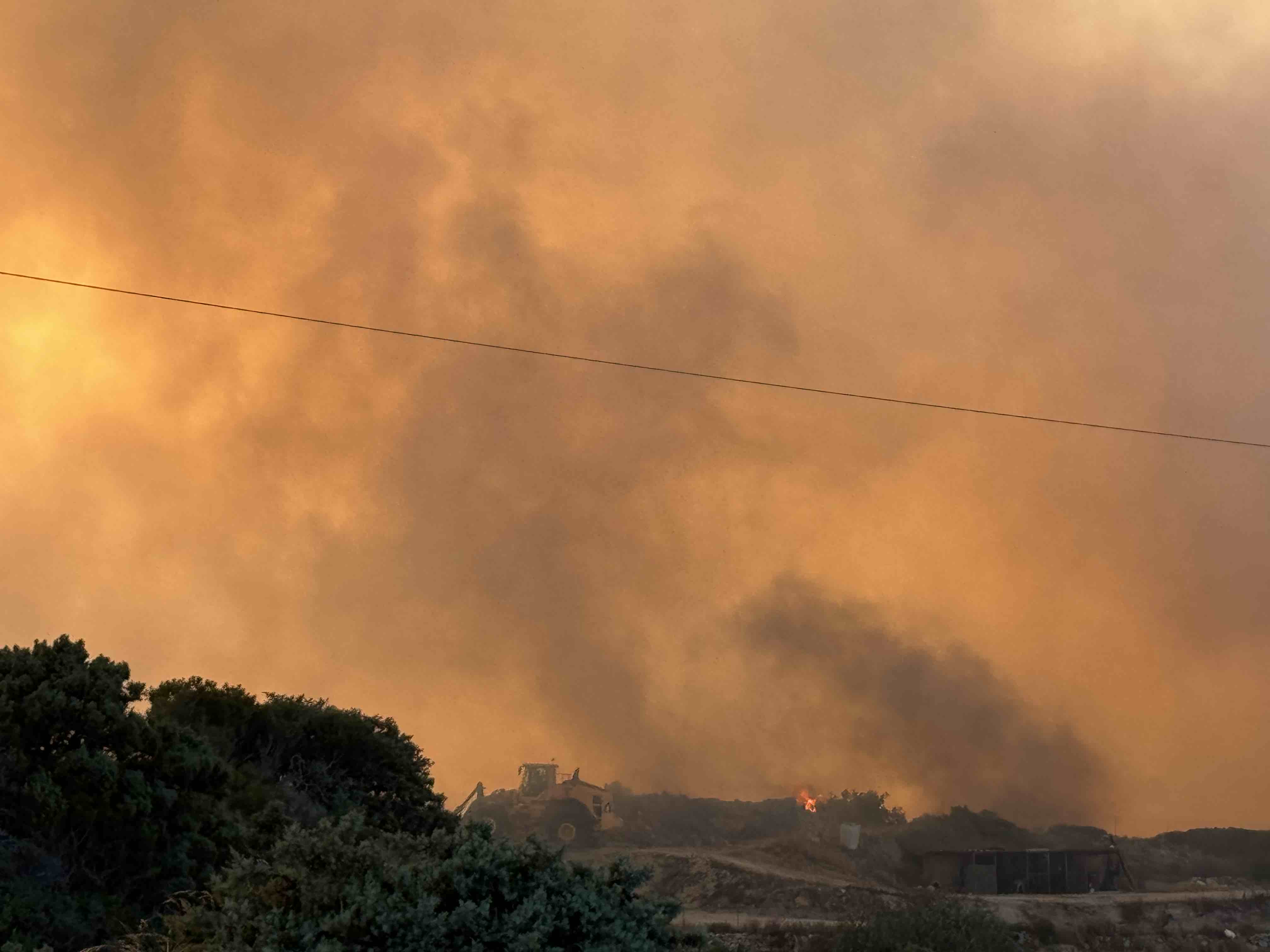 Φωτιά μαίνεται τώρα στη Μήλο (photo - video) - UPD
